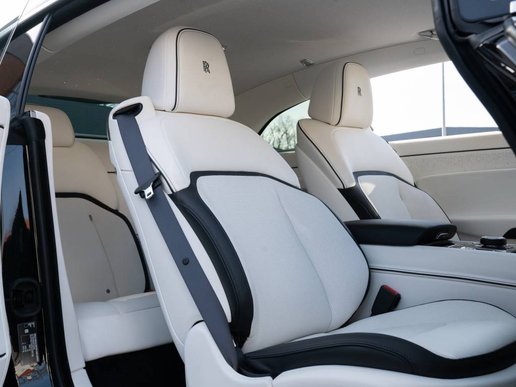 Gebrauchtwagen ROLLS ROYCE Spectre als Sportwagen / Coupé in Schwarz ...